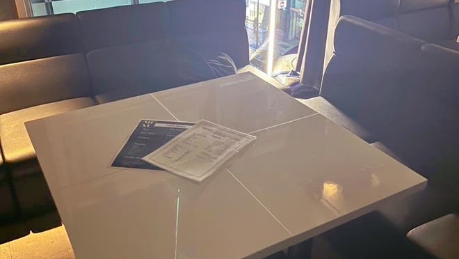 【六本木駅徒歩3分】立地抜群!店内ガラス張りの上品な空間◎カラオケができるバー♪の写真3