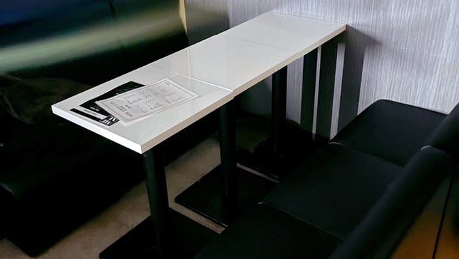 【六本木駅徒歩3分】立地抜群!店内ガラス張りの上品な空間◎カラオケができるバー♪の写真4