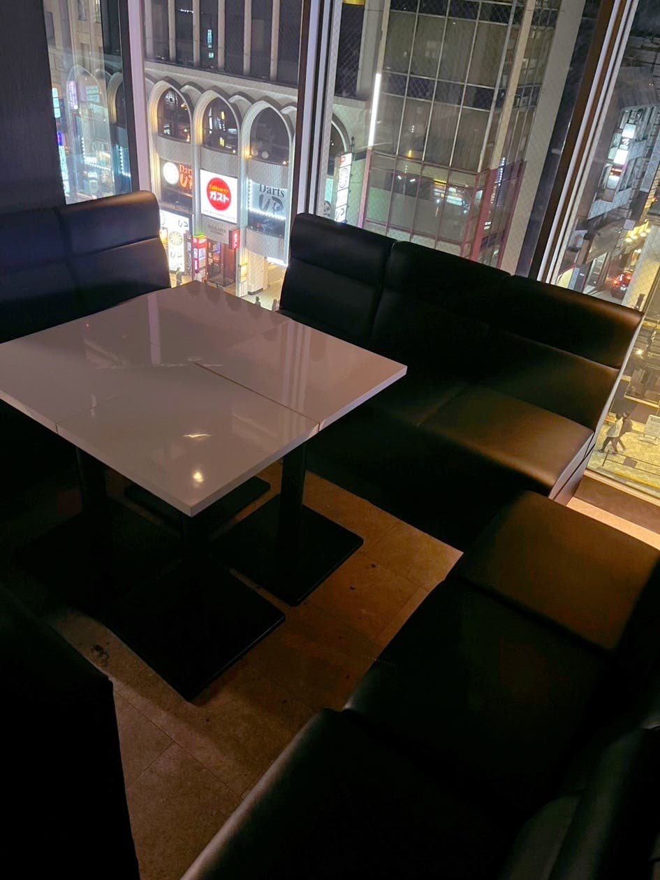 【六本木駅徒歩3分】立地抜群！店内ガラス張りの上品な空間◎カラオケができるバー♪の写真5