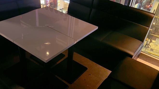 【六本木駅徒歩3分】立地抜群!店内ガラス張りの上品な空間◎カラオケができるバー♪の写真5