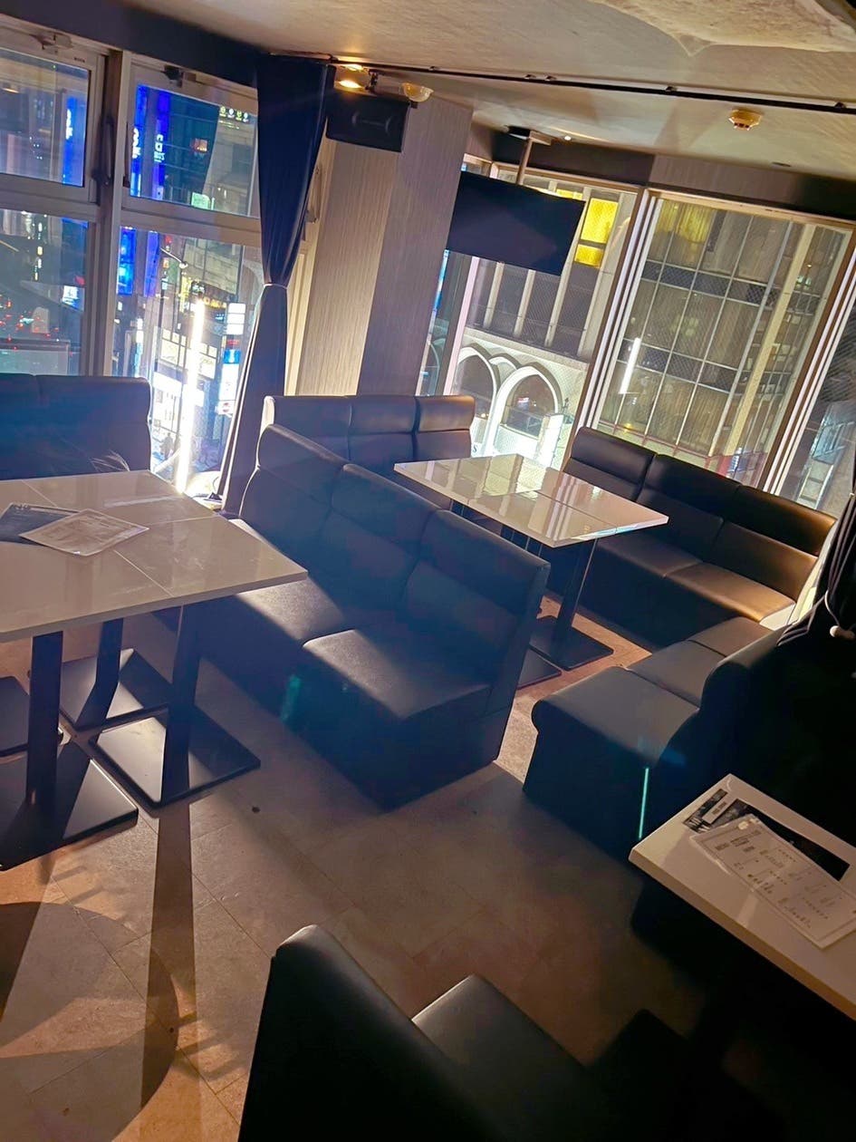 【六本木駅徒歩3分】立地抜群！店内ガラス張りの上品な空間◎カラオケができるバー♪の写真6