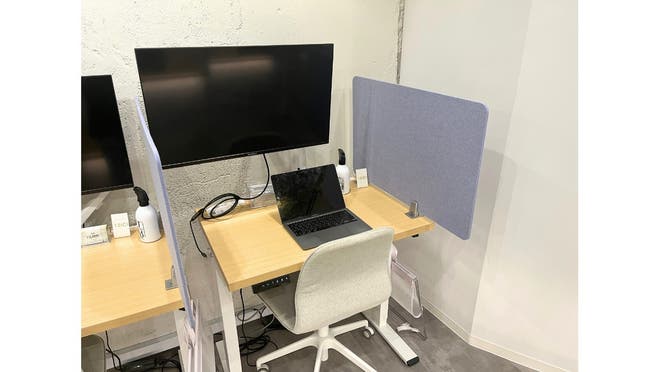 🌟1人のテレワークに🌟【新橋駅徒歩2分|コワーキングスペース|11C】カウンター/無料Wi-Fi/31.5inモニター/電源の写真4