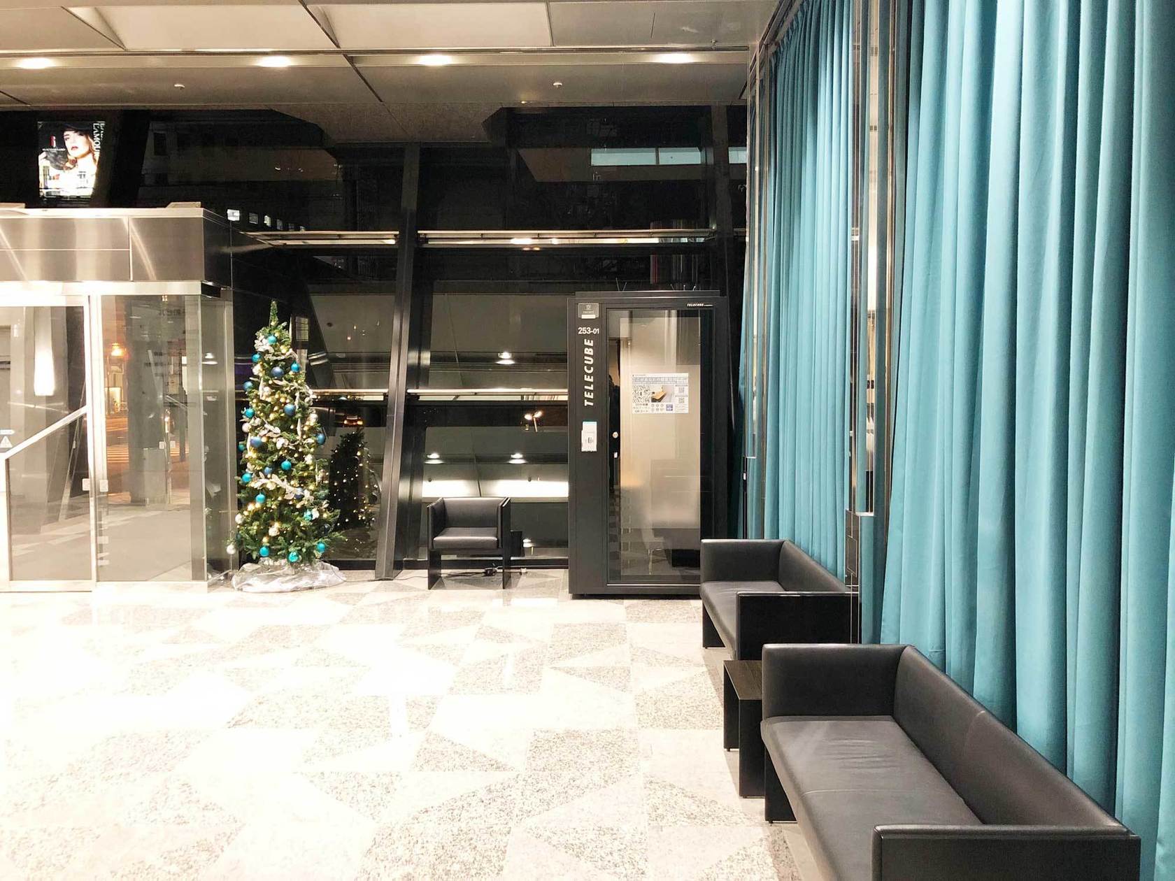 【テレキューブ】内幸町平和ビルの個室型ワークブース（253-01）です。視線と音を遮る、プライベートな集中環境。の写真1