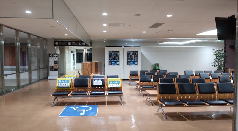 【テレキューブ】大分空港の個室型ワークブース（251-01）です。視線と音を遮る、プライベートな集中環境。