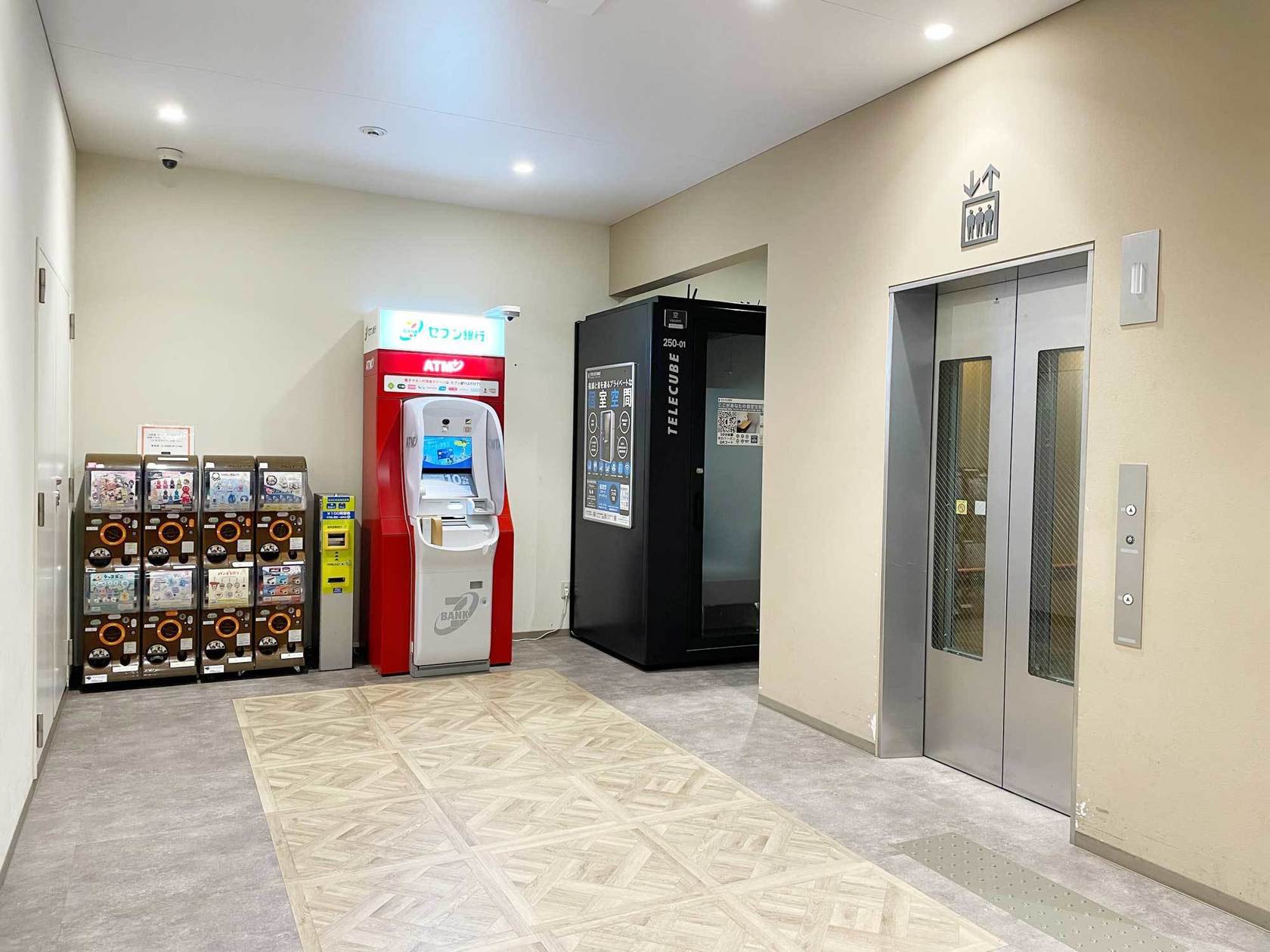 【テレキューブ】御殿場プレミアム・アウトレットの個室型ワークブース（250-02）です。視線と音を遮る、プライベートな集中環境。の写真1