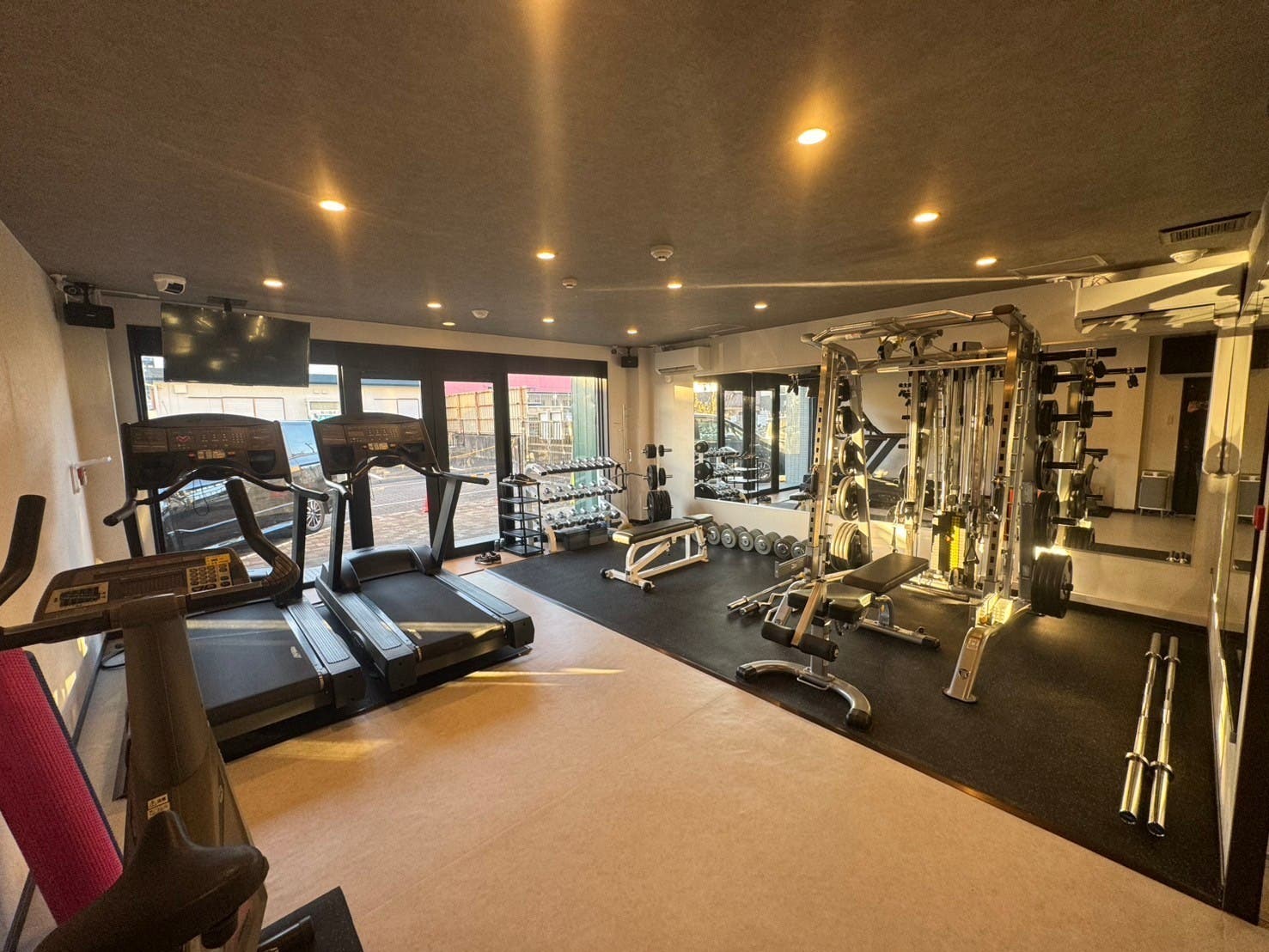 【秋川駅徒歩2分】24時間利用可能なレンタルジム！トレスタ24の写真1