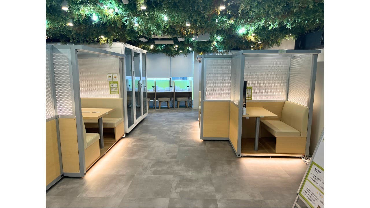 🌟隙間時間の待合室に🌟【新宿駅東口徒歩2分｜飲物持込OK｜31S】座り心地抜群ソファ/無料WiFi/電源/31.5inモニタの写真13