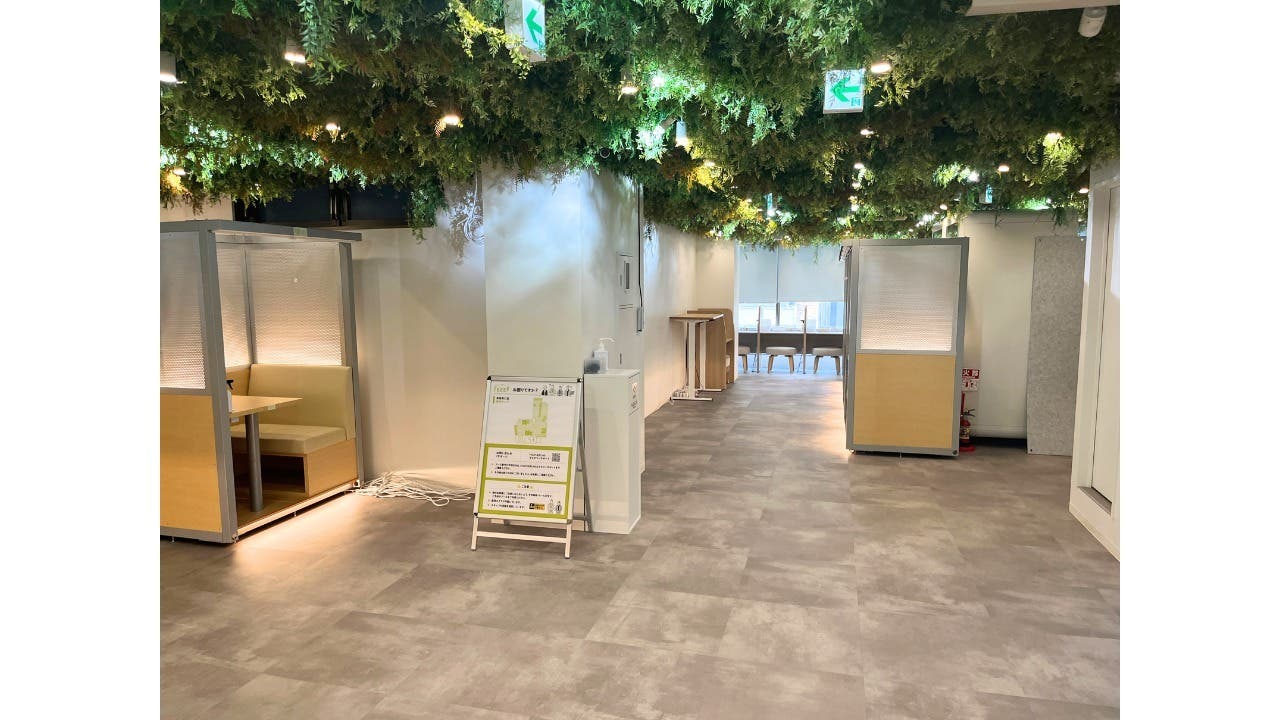 🌟隙間時間の待合室に🌟【新宿駅東口徒歩2分｜飲物持込OK｜31S】座り心地抜群ソファ/無料WiFi/電源/31.5inモニタの写真15