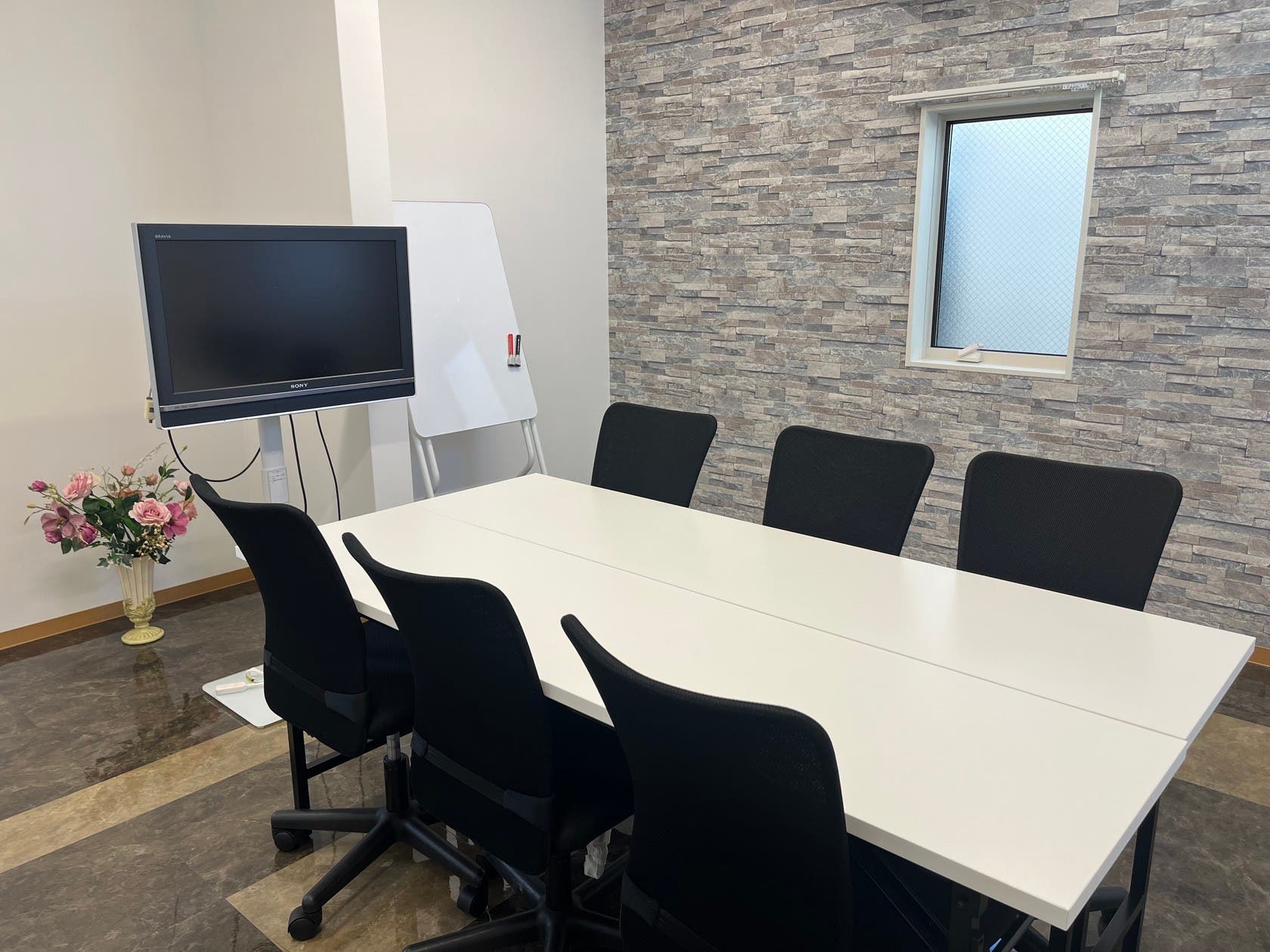 新小岩駅から徒歩4分。3階会議室。着席人数6名。会議、商談、面接などの写真1