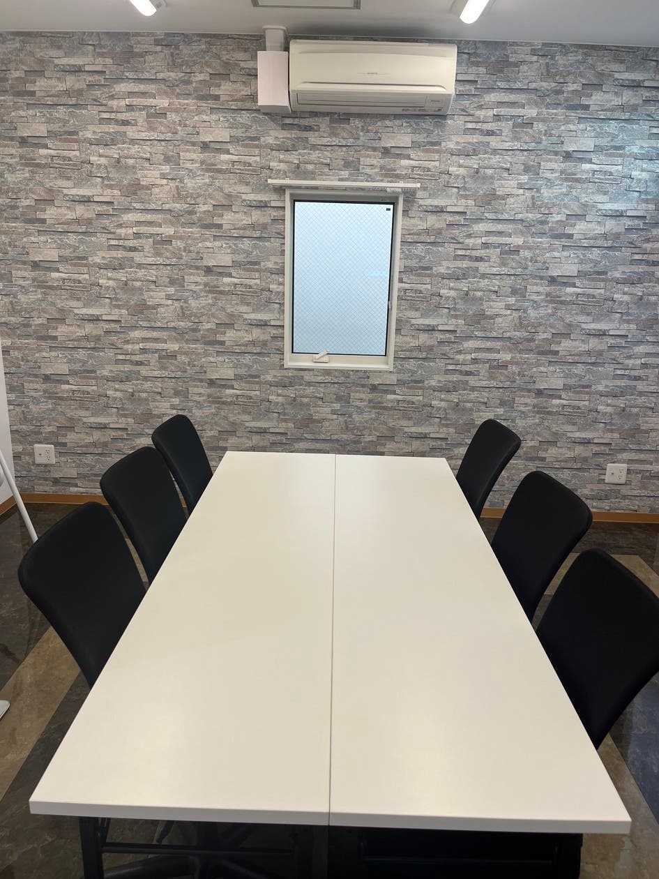 新小岩駅から徒歩4分。3階会議室。着席人数6名。会議、商談、面接などの写真15