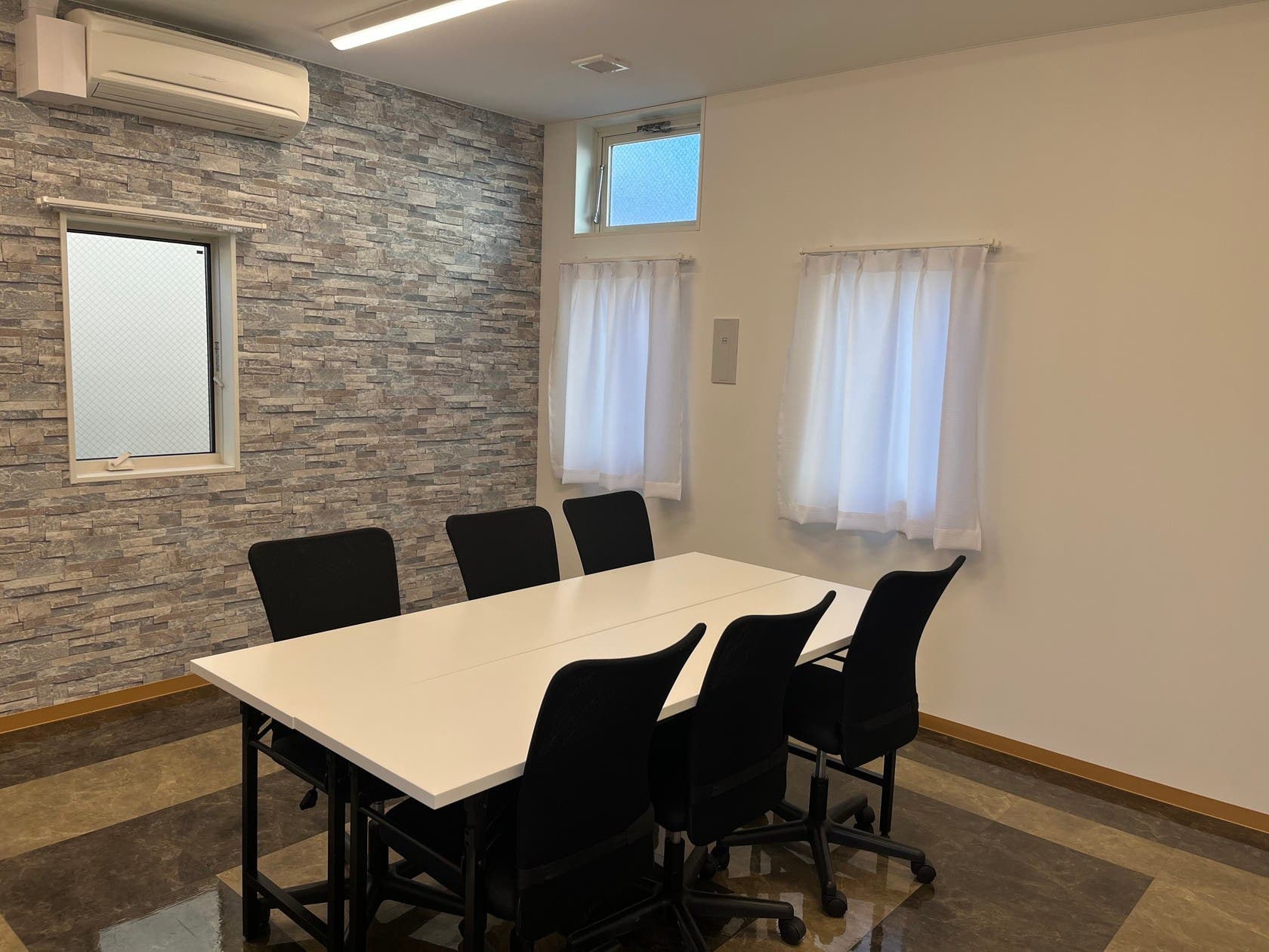 新小岩駅から徒歩4分。3階会議室。着席人数6名。会議、商談、面接などの写真14