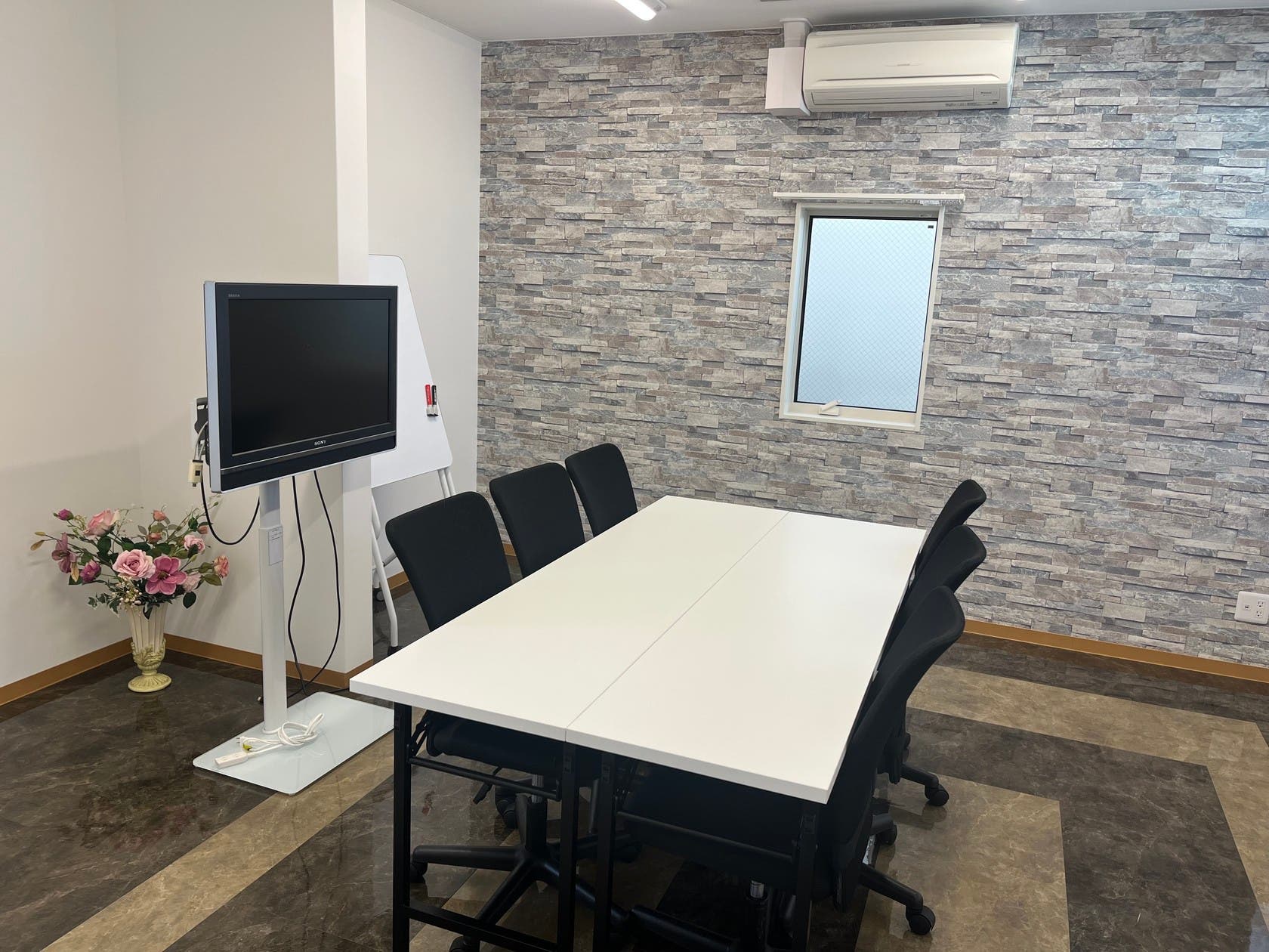 新小岩駅から徒歩4分。3階会議室。着席人数6名。会議、商談、面接などの写真13