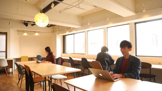 【京都】無垢の木を用いた居心地の良いスペースなら、無機質な会議室ではできない京都らしい落ち着いた会議・セミナー・説明会が可能に。の写真1