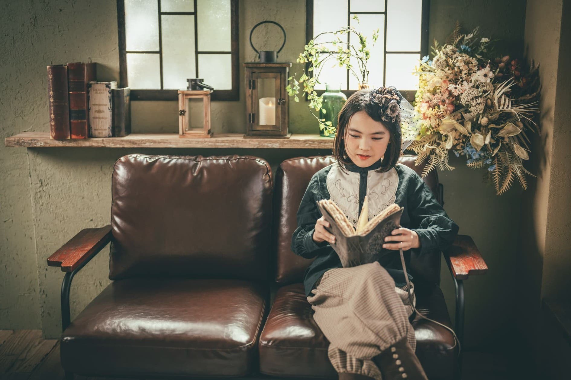 ドライフラワーとアーチ窓に包まれた本格的アンティーク撮影スタジオ｜アパレル｜ポートレート｜物撮り｜ムービーの写真6