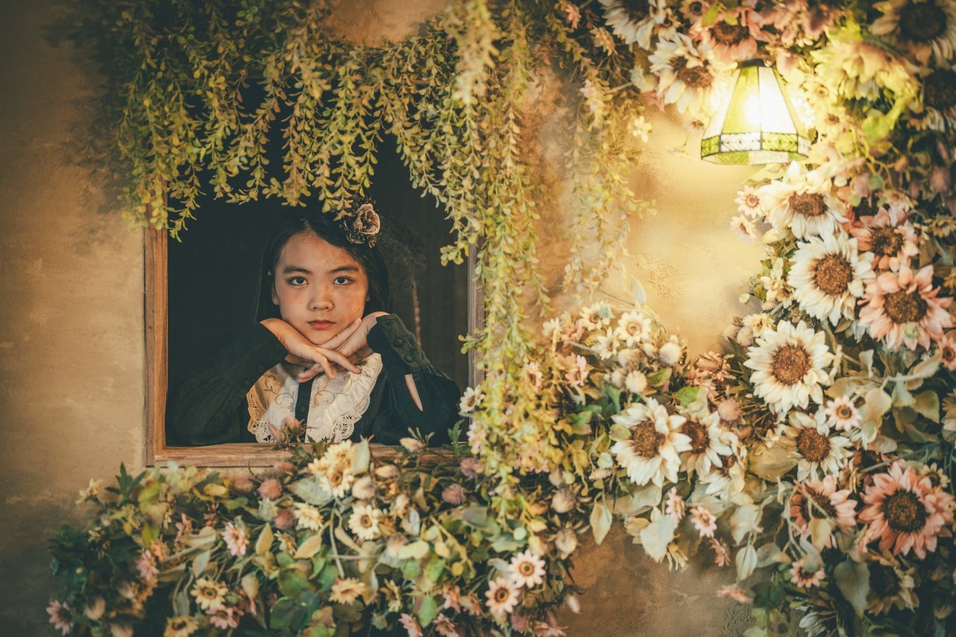 ドライフラワーとアーチ窓に包まれた本格的アンティーク撮影スタジオ｜アパレル｜ポートレート｜物撮り｜ムービーの写真11