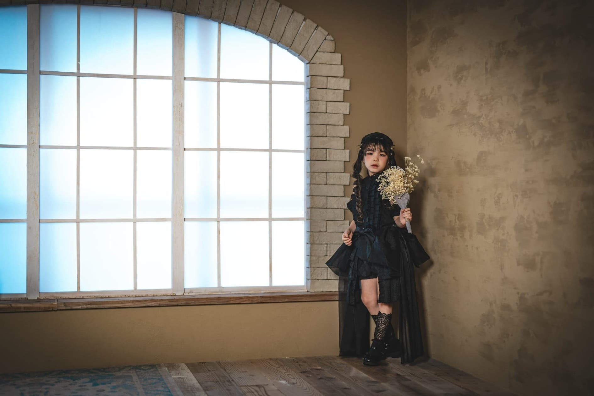 ドライフラワーとアーチ窓に包まれた本格的アンティーク撮影スタジオ｜アパレル｜ポートレート｜物撮り｜ムービーの写真4