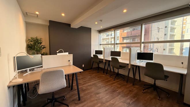 🥳おしゃれで快適なコワーキングスペース🎉デスクNo.②💡ドリンクサーバー☕️プリンター有🖨の写真4