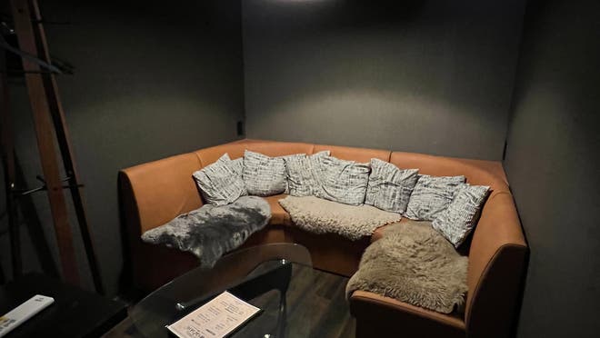 【🎬撮影・収録・インタビュー向け】幡ヶ谷駅徒歩1分|バー空間を完全貸切|ポーカーテーブルありの写真3