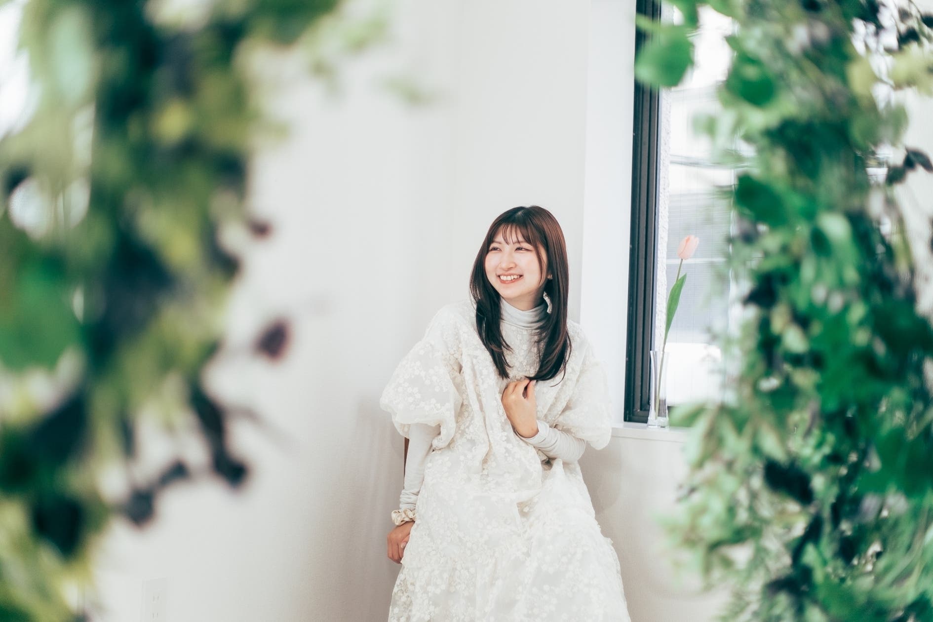 クリスマス🎄巨大なシンボルツリーと自然光、緑豊かな植物が映えるレンタル撮影スタジオの写真8