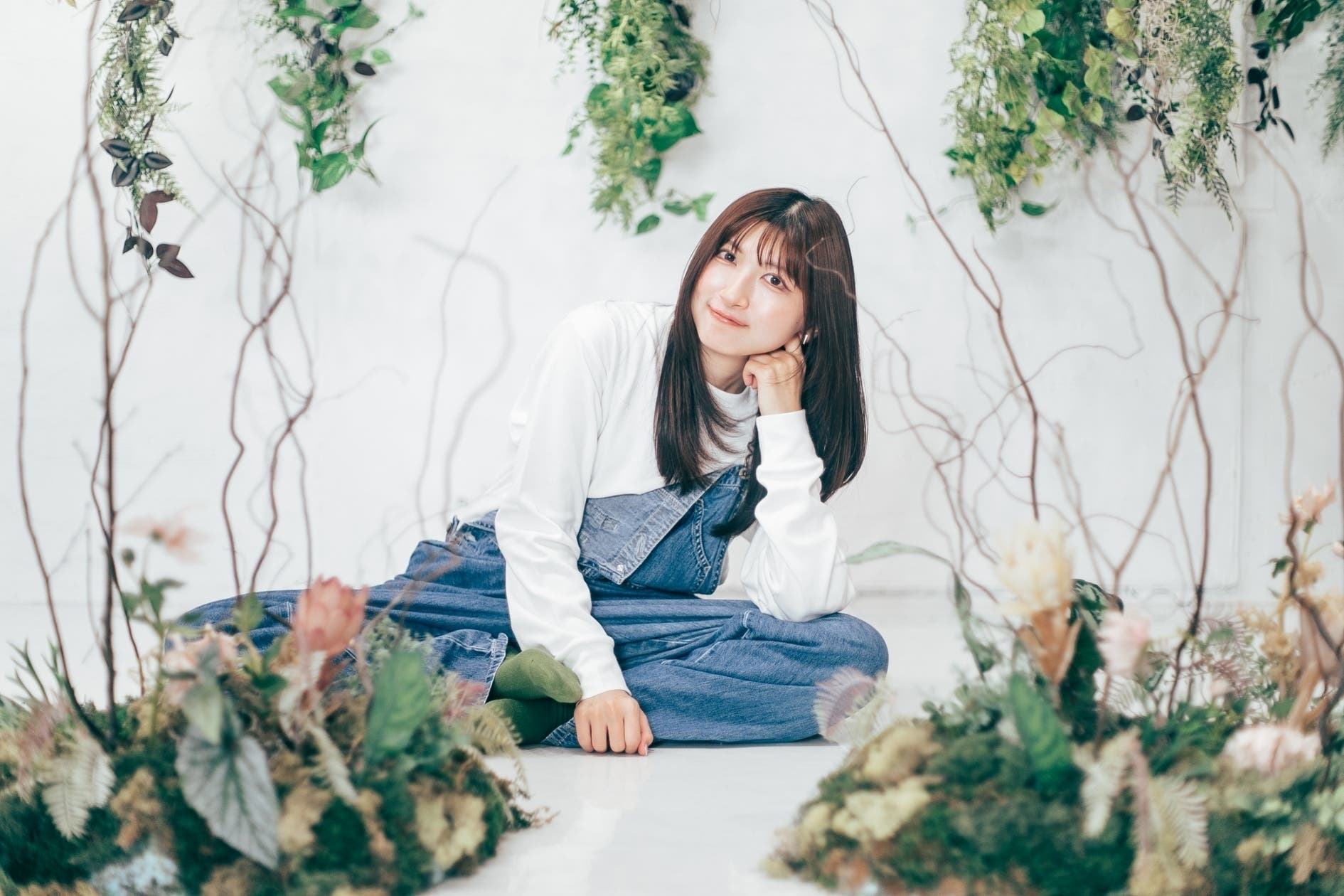 クリスマス🎄巨大なシンボルツリーと自然光、緑豊かな植物が映えるレンタル撮影スタジオの写真12