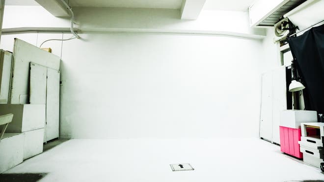 新宿駅7分の白ホリ撮影スタジオ。写真&動画撮影/ファン交流会・オフ会/駐車場有/定常光照明&ストロボ&背景紙等無料/メイク個室有の写真2