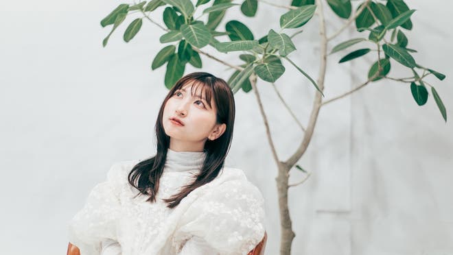 クリスマス🎄巨大なシンボルツリーと自然光、緑豊かな植物が映えるレンタル撮影スタジオの写真25