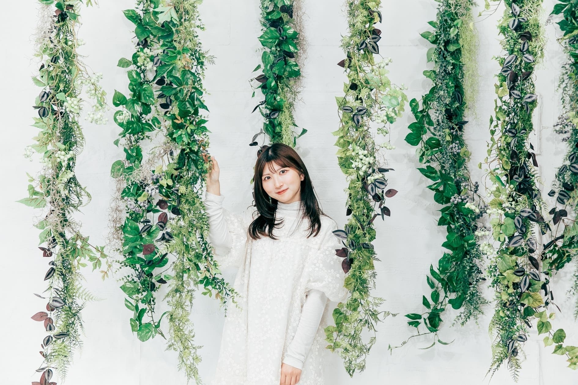 クリスマス🎄巨大なシンボルツリーと自然光、緑豊かな植物が映えるレンタル撮影スタジオの写真9