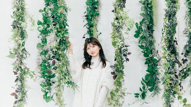 クリスマス🎄巨大なシンボルツリーと自然光、緑豊かな植物が映えるレンタル撮影スタジオの写真9