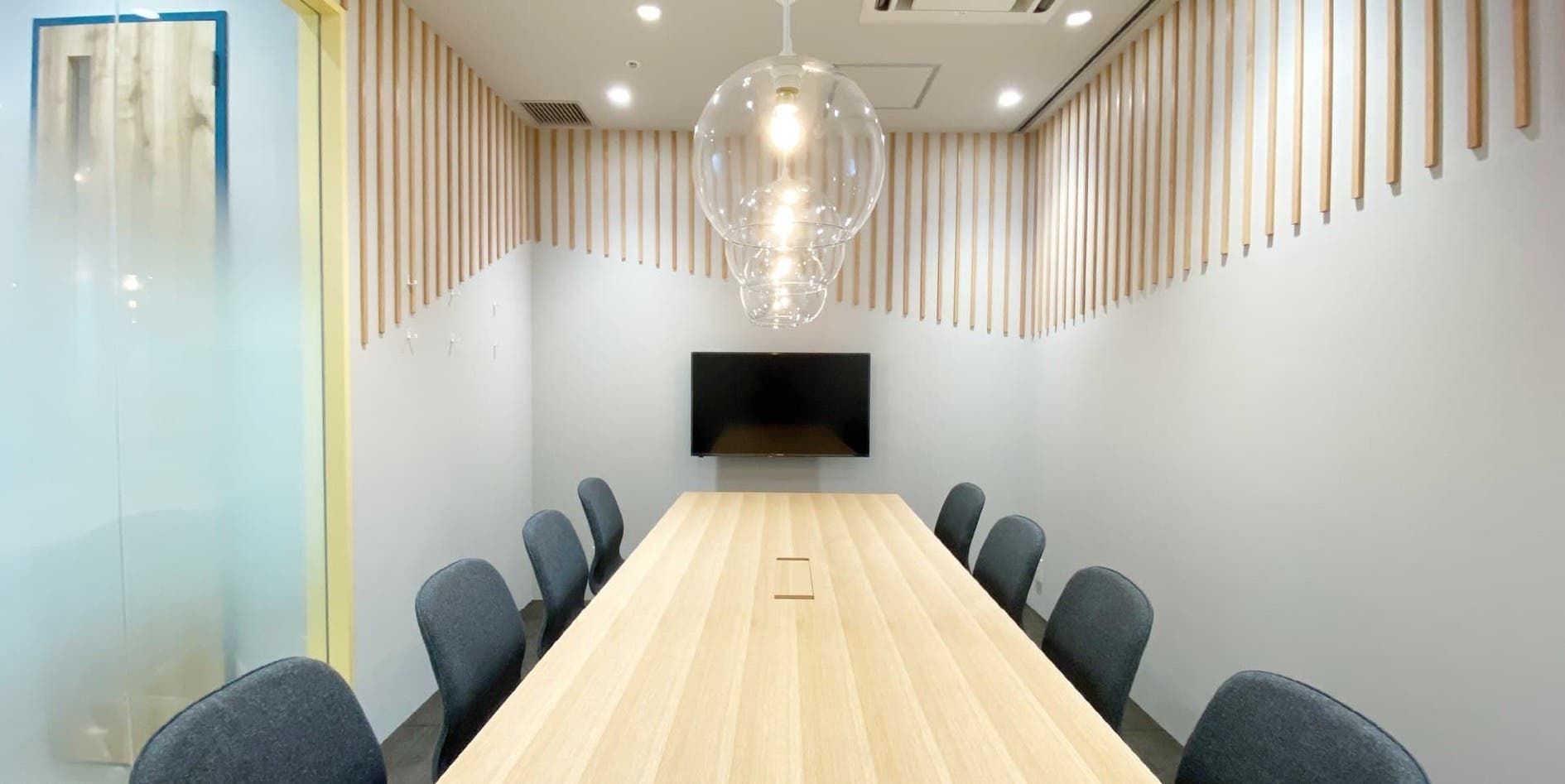 【新宿三丁目駅徒歩30秒】８人用会議室・フリードリンク・WiFi完備・モニター設置済。安心の有人受付の写真1