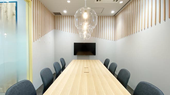 【新宿三丁目駅徒歩30秒】8人用会議室・フリードリンク・WiFi完備・モニター設置済。安心の有人受付の写真1