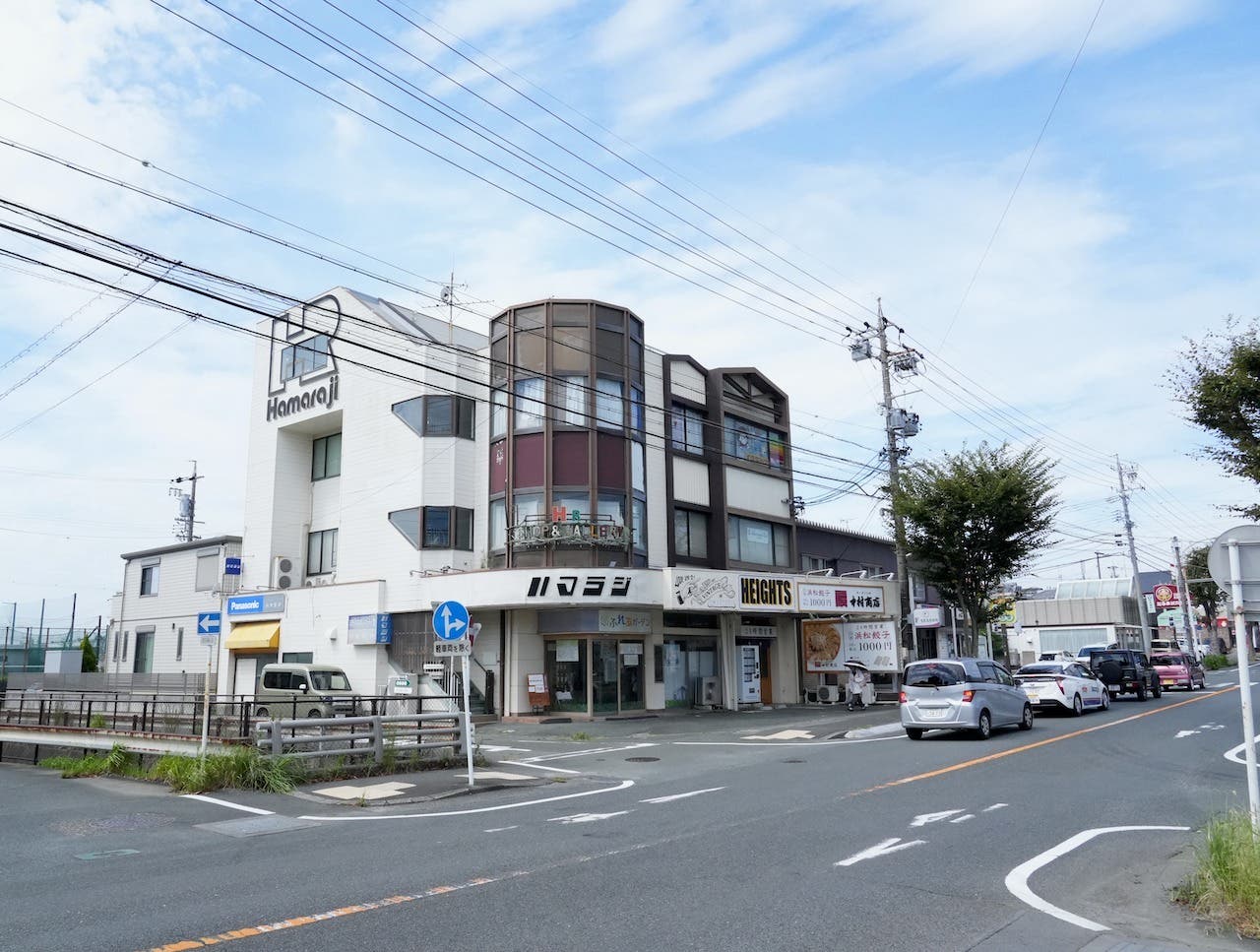 浜松駅から車で10分弱/遠鉄ストア佐鳴台・真正面のビル２階。75㎡広々室内に人工芝が敷き詰められたイベント会場/浜松市の写真11