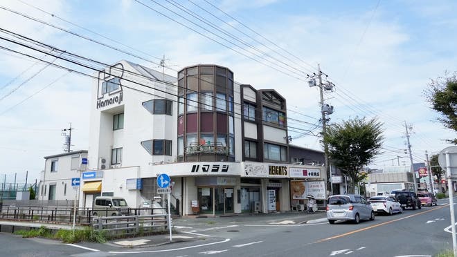 浜松駅から車で10分弱/遠鉄ストア佐鳴台・真正面のビル2階。75㎡広々室内に人工芝が敷き詰められたイベント会場/浜松市の写真11