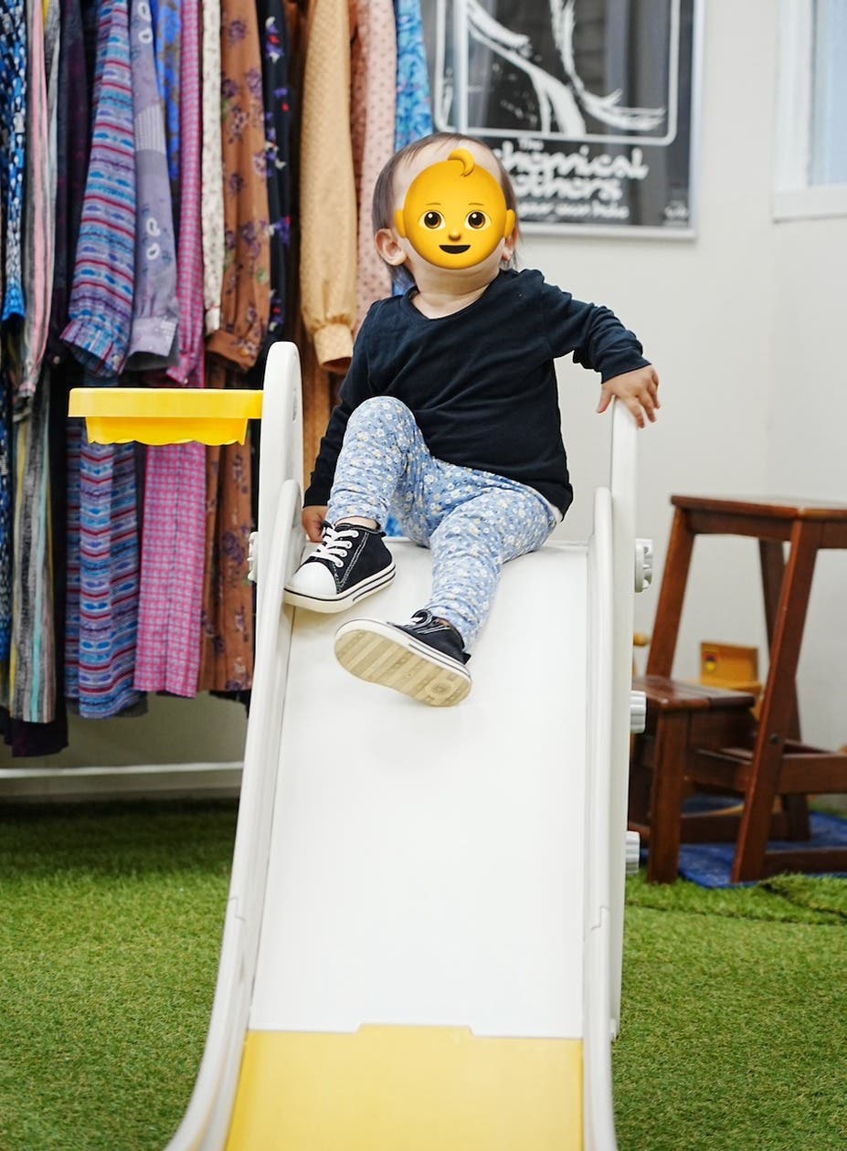 浜松駅から車で10分弱/遠鉄ストア佐鳴台・真正面のビル２階。75㎡広々室内に人工芝が敷き詰められたイベント会場/浜松市の写真7