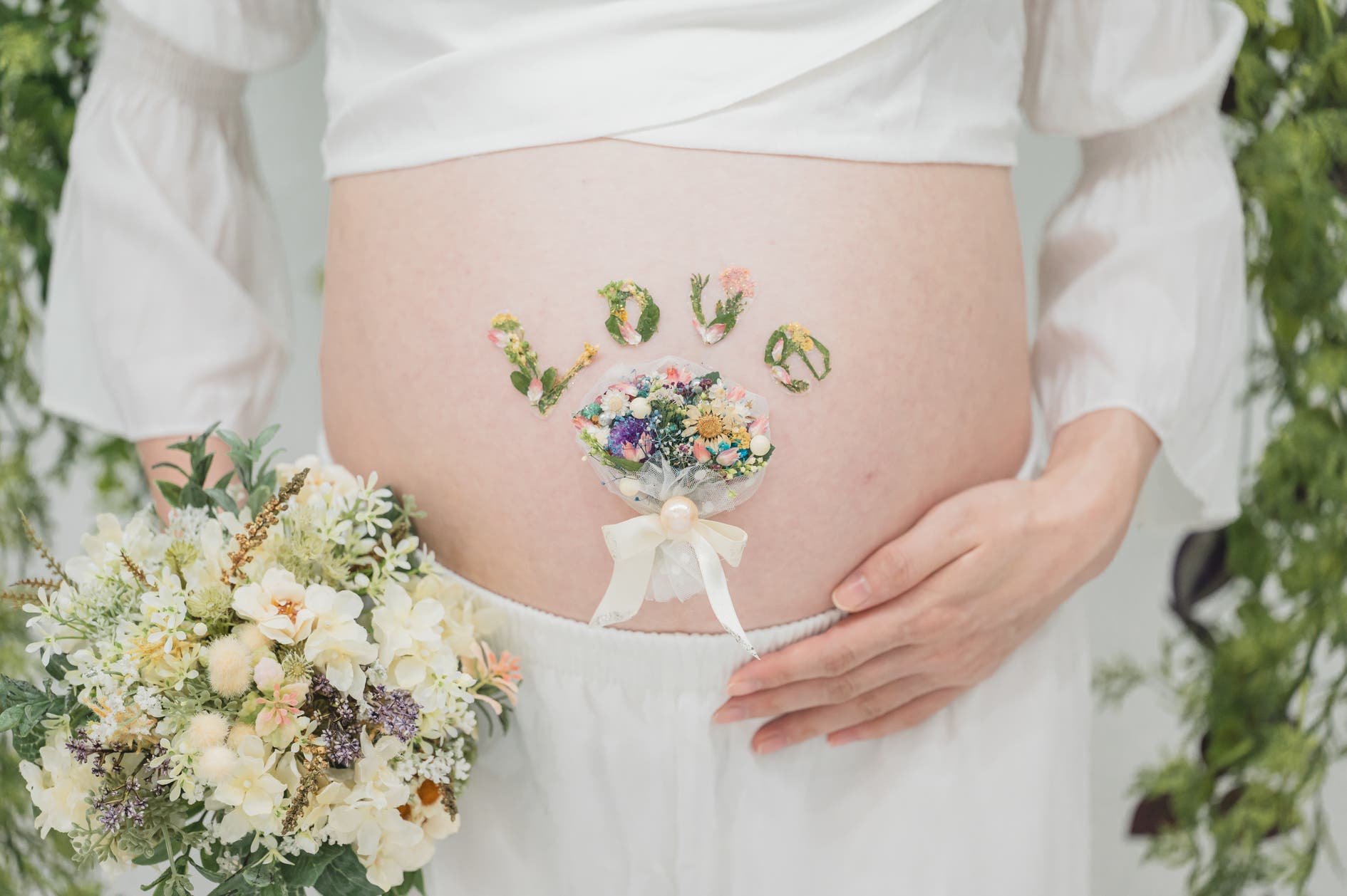 クリスマス🎄巨大なシンボルツリーと自然光、緑豊かな植物が映えるレンタル撮影スタジオの写真17