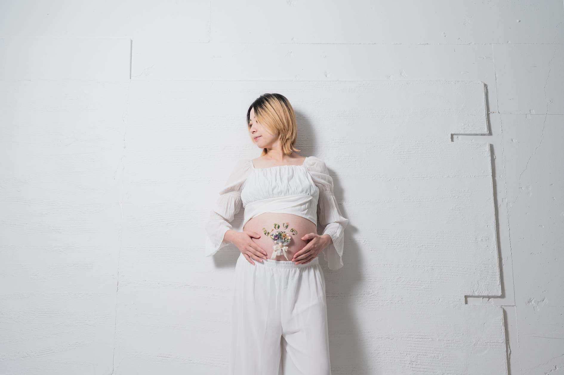 クリスマス🎄巨大なシンボルツリーと自然光、緑豊かな植物が映えるレンタル撮影スタジオの写真13