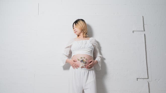 クリスマス🎄巨大なシンボルツリーと自然光、緑豊かな植物が映えるレンタル撮影スタジオの写真13