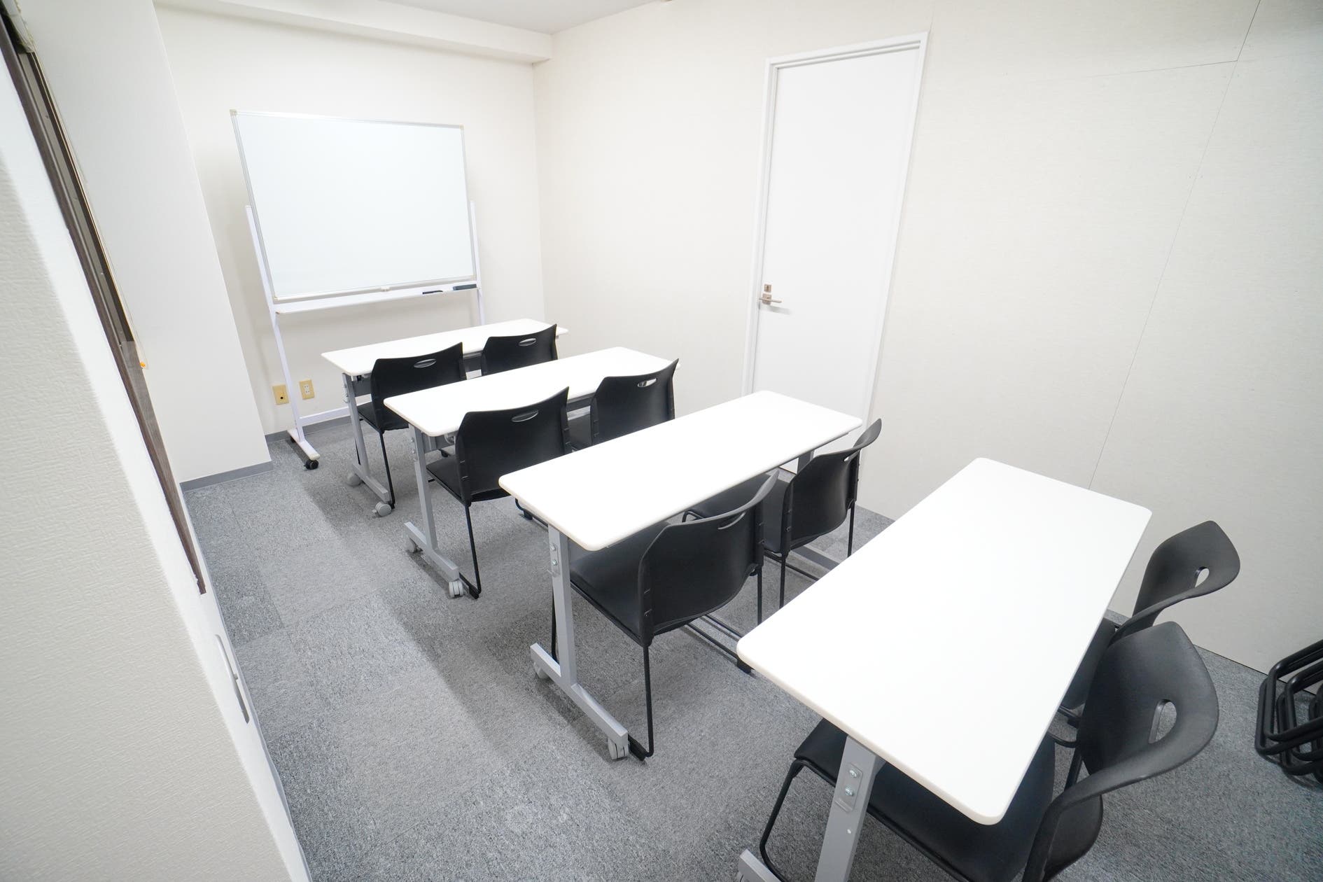 ＜ビズボ会議室神田南口＞神田駅徒歩2分🚃高速光回線Wi-Fi📶プロジェクター🎥会議/商談/セミナー/ワークショップ/撮影の写真9