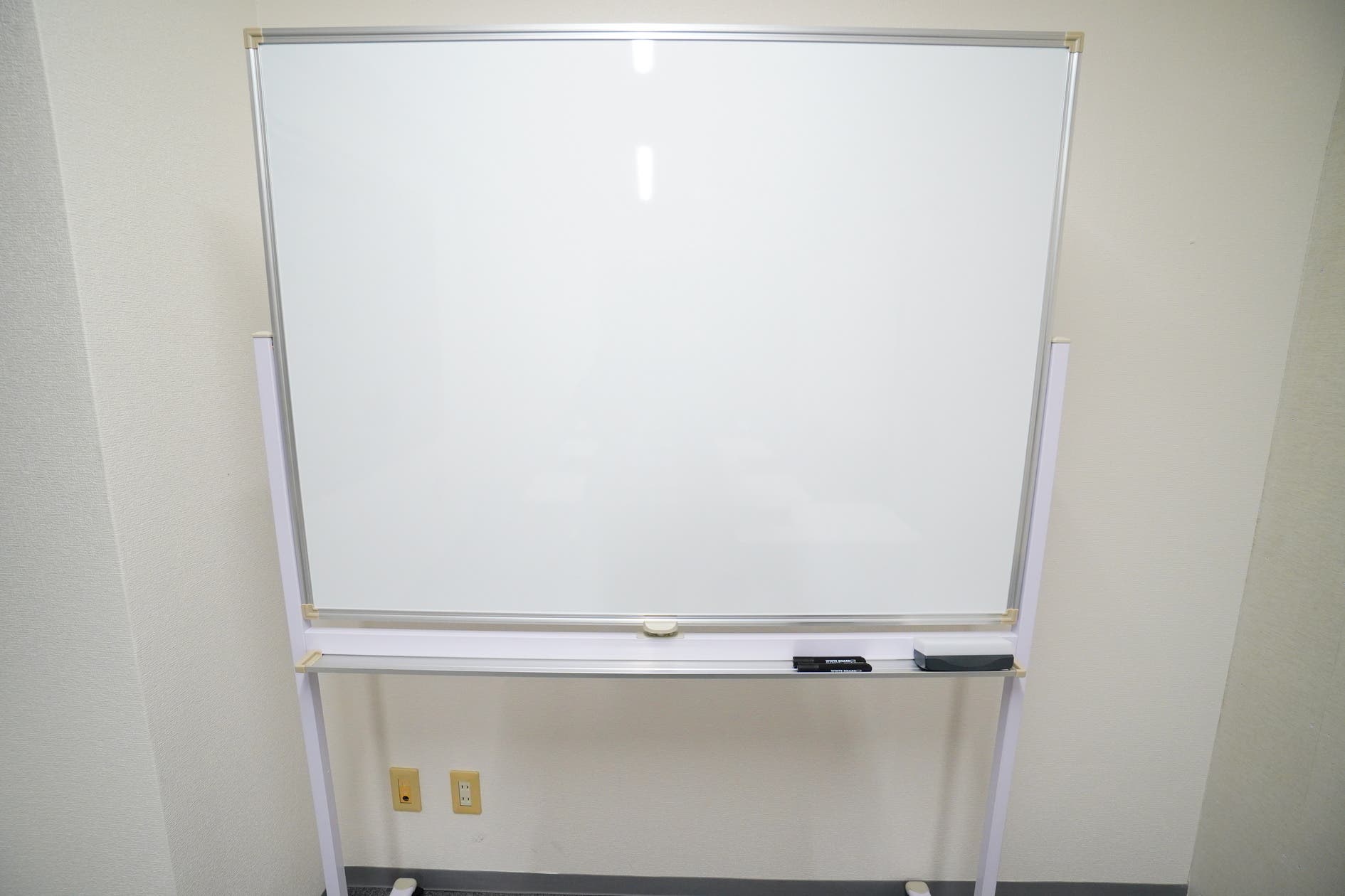 ＜ビズボ会議室神田南口＞神田駅徒歩2分🚃高速光回線Wi-Fi📶プロジェクター🎥会議/商談/セミナー/ワークショップ/撮影の写真14