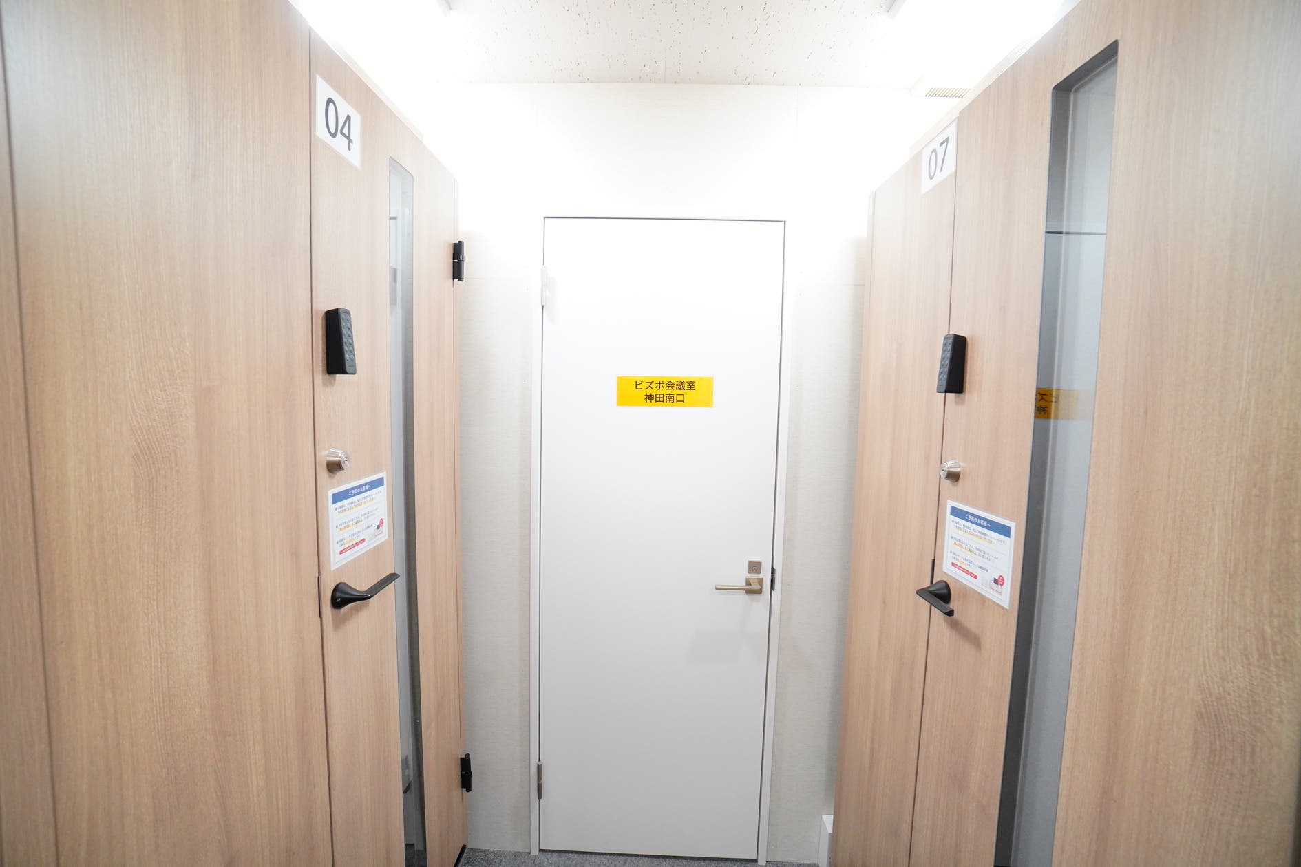 ＜ビズボ会議室神田南口＞神田駅徒歩2分🚃高速光回線Wi-Fi📶プロジェクター🎥会議/商談/セミナー/ワークショップ/撮影の写真15