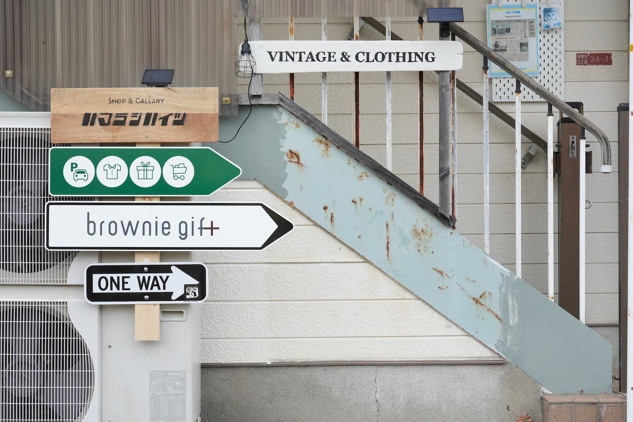 浜松駅から車で10分弱/遠鉄ストア佐鳴台・真正面のビル２階。75㎡広々室内に人工芝が敷き詰められたイベント会場/浜松市の写真12