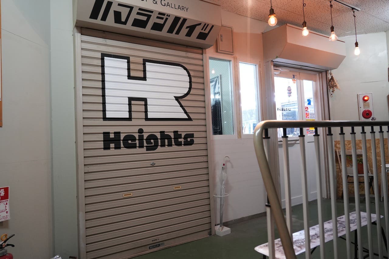 浜松駅から車で10分弱/遠鉄ストア佐鳴台・真正面のビル２階。75㎡広々室内に人工芝が敷き詰められたイベント会場/浜松市の写真9