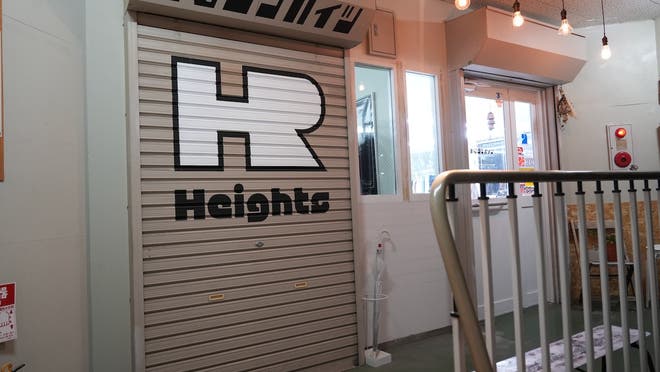 浜松駅から車で10分弱/遠鉄ストア佐鳴台・真正面のビル2階。75㎡広々室内に人工芝が敷き詰められたイベント会場/浜松市の写真9