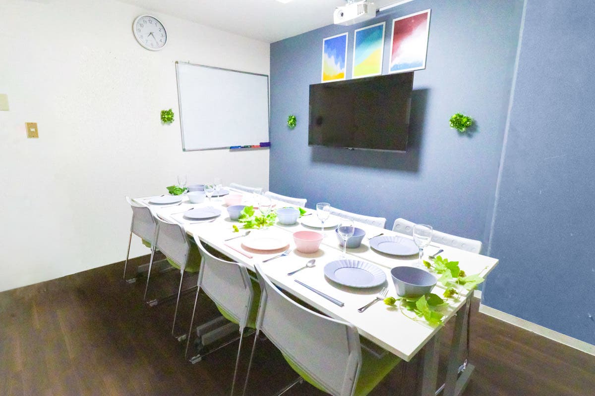 【池袋駅徒歩3分・アルコール飲食可・最安！】大型モニター・プロジェクター・WiFi全て無料！ふれあい貸し会議室 池袋No17の写真1