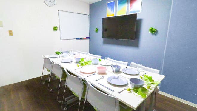 【池袋駅徒歩3分・アルコール飲食可・最安!】大型モニター・プロジェクター・WiFi全て無料!ふれあい貸し会議室 池袋No17の写真1