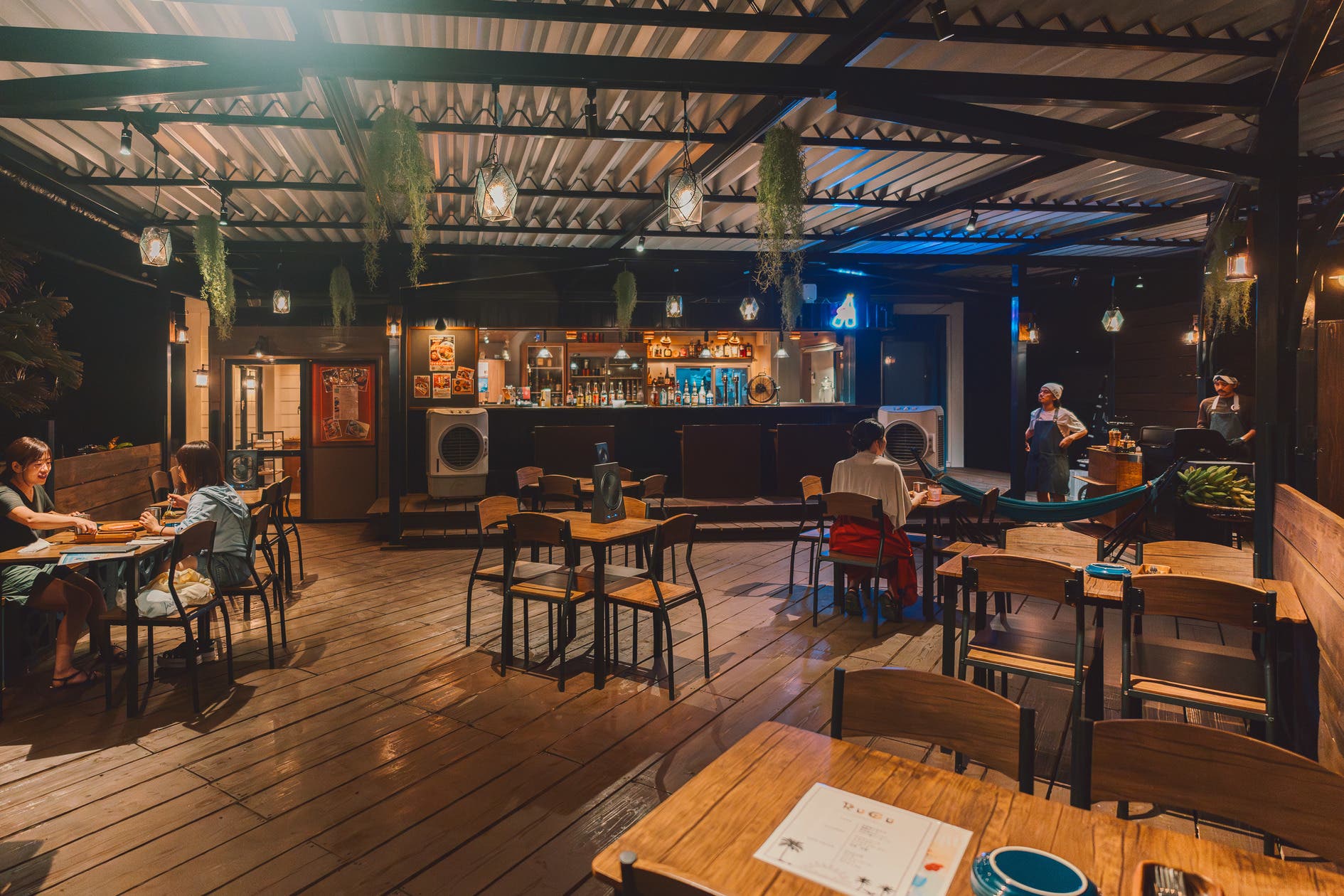 RuGu bistro自慢のメインダイニングとなる開放感のあるレストランスペース！の写真5