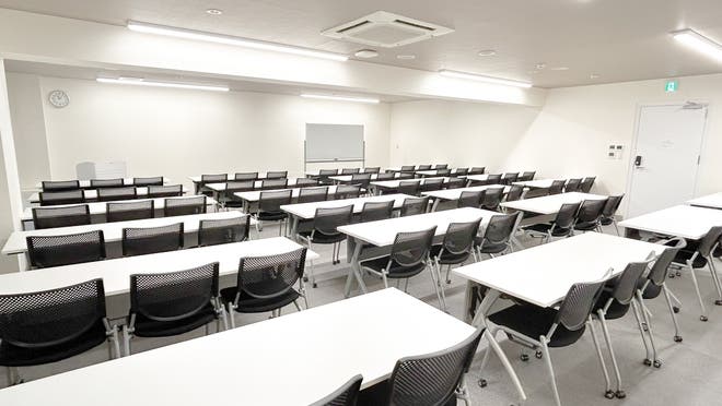 【銀座5分・新橋7分】最大収容人数69名|ホワイトボード完備✨研修・試験・講演会・懇親会に|N302の写真1