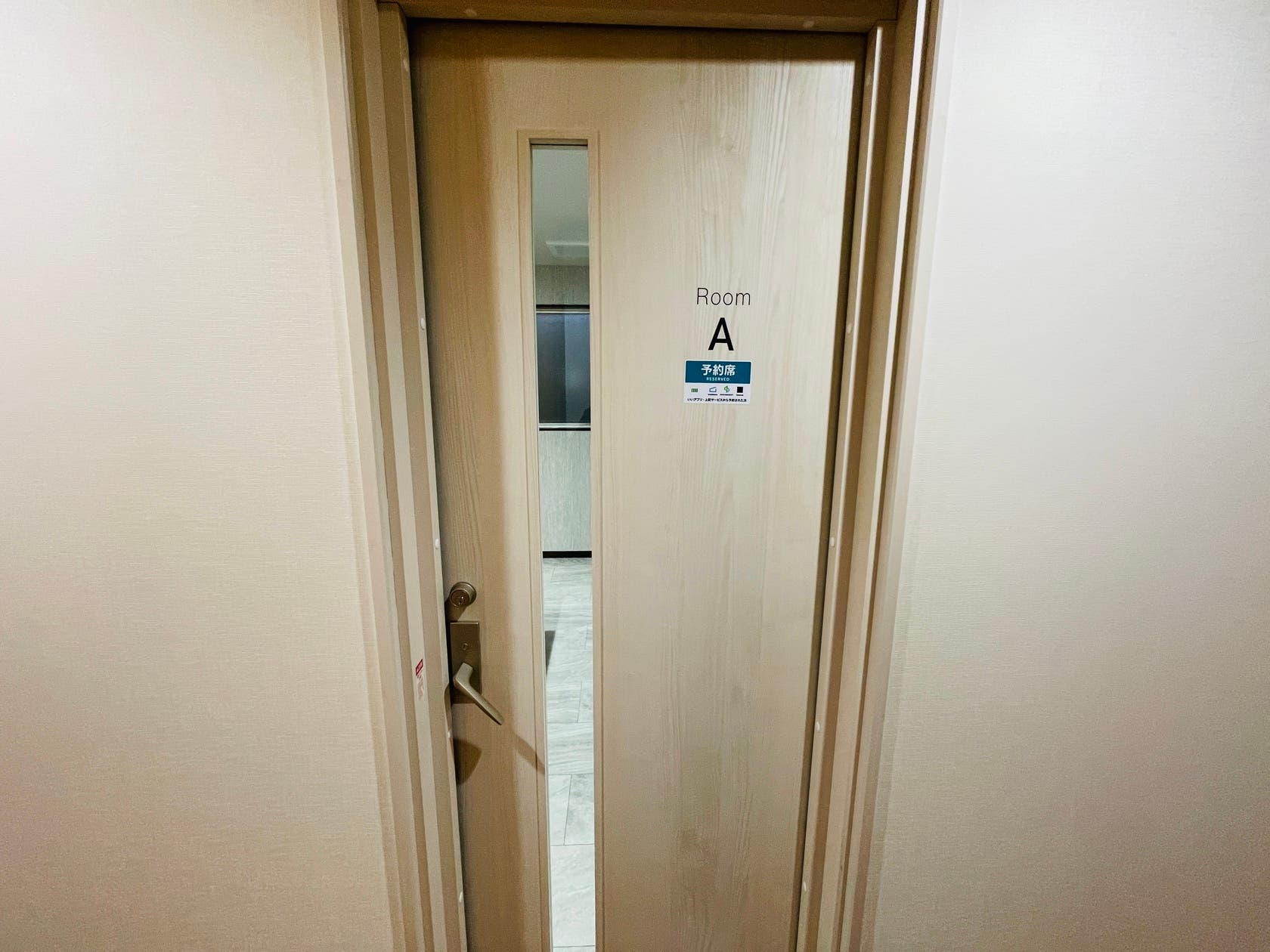 【¥880/30分！目黒駅東口徒歩1分】モニター・フリードリンク付き8名会議室（Room A）※予約時間前は入室不可の写真6