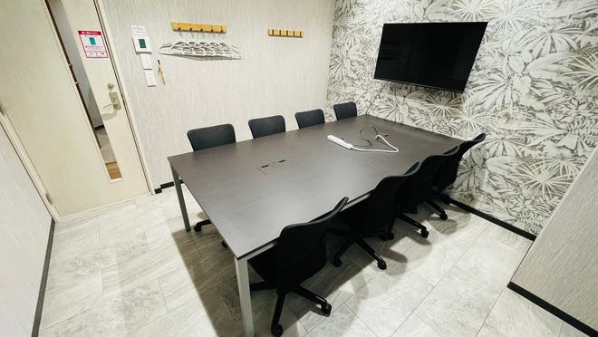 【¥880/30分!目黒駅東口徒歩1分】モニター・フリードリンク付き8名会議室(Room A)※予約時間前は入室不可の写真2