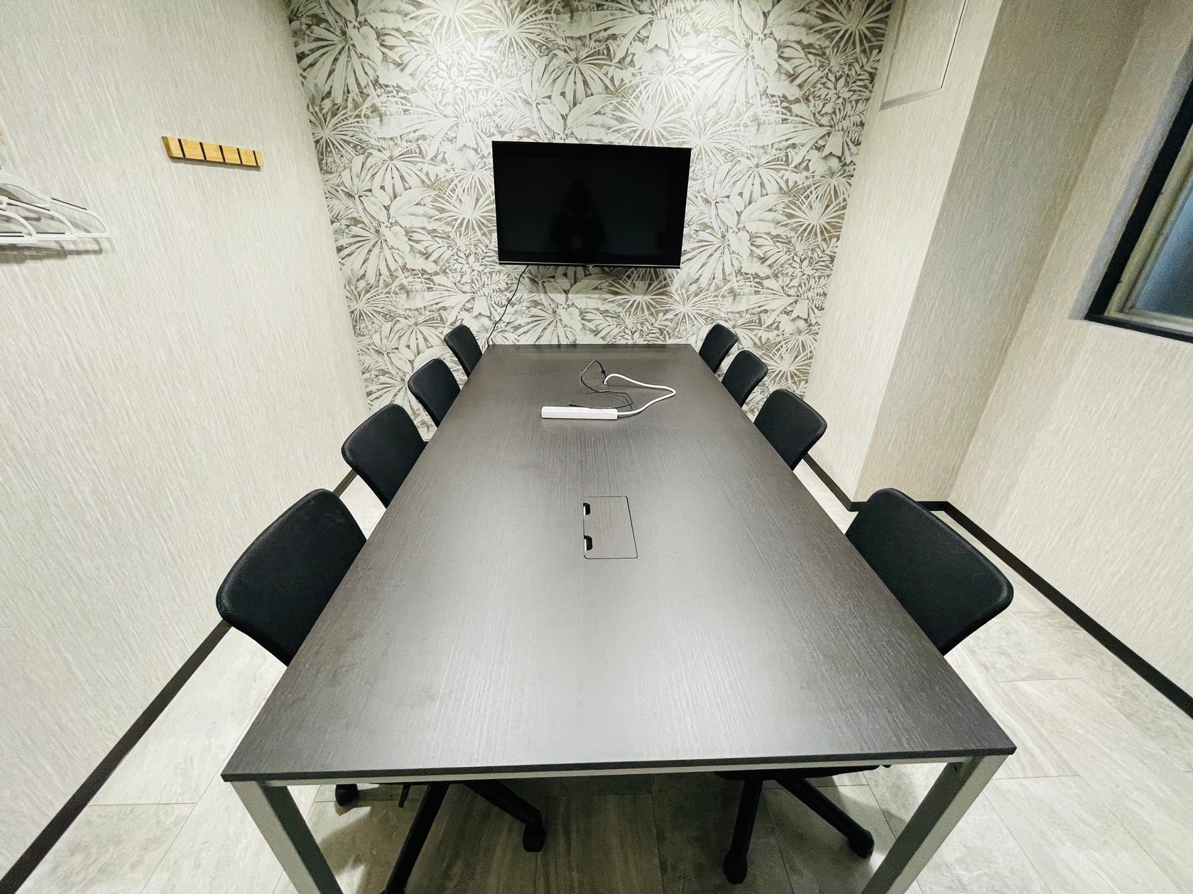 【¥880/30分！目黒駅東口徒歩1分】モニター・フリードリンク付き8名会議室（Room A）※予約時間前は入室不可の写真4