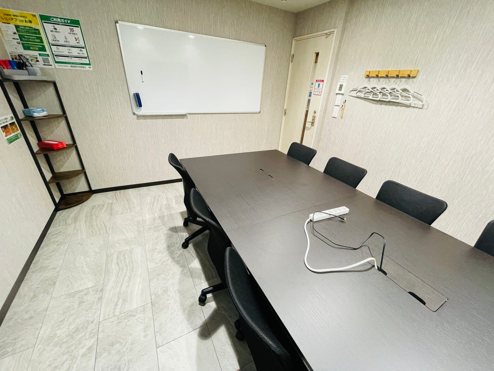 【¥880/30分！目黒駅東口徒歩1分】モニター・フリードリンク付き8名会議室（Room A）※予約時間前は入室不可の写真5